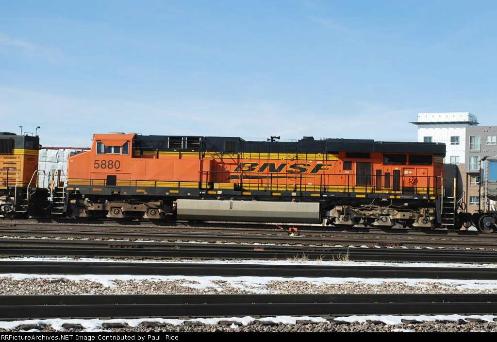 BNSF 5880